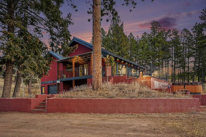 Secluded Forest Retreat | Hot Tub & Views - Woodland Park, CO