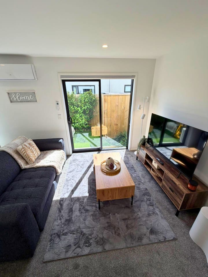Central 2br Townhouse With Private Yard - Christchurch