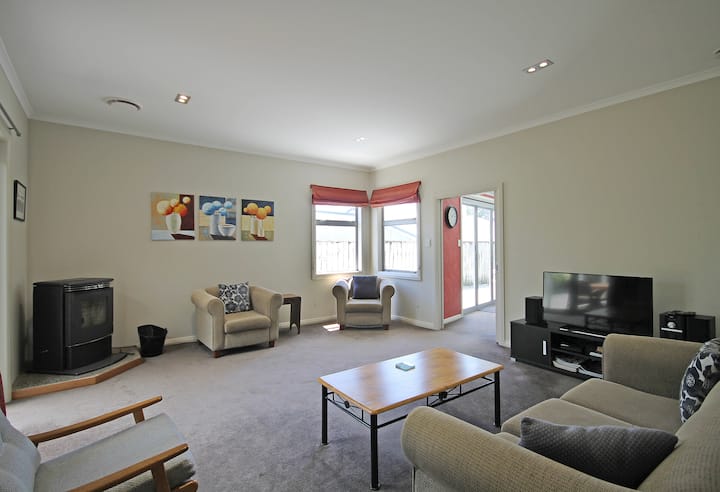 Relax On Richmond - Taranaki Holiday Home - New Plymouth