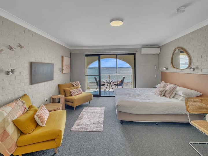 Beachside Studio Steps From Casey’s Beach - Long Beach