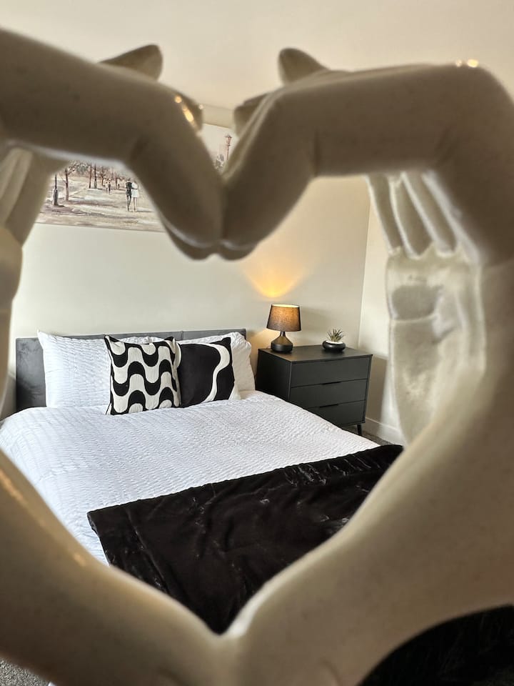 Modern 6 En-suite Bedroom House Near Salt End. - Beverley