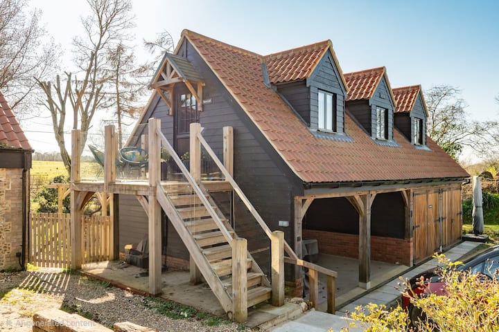 Peaceful Stylish Apartment- Gardens, Firepit, Deck - Briston