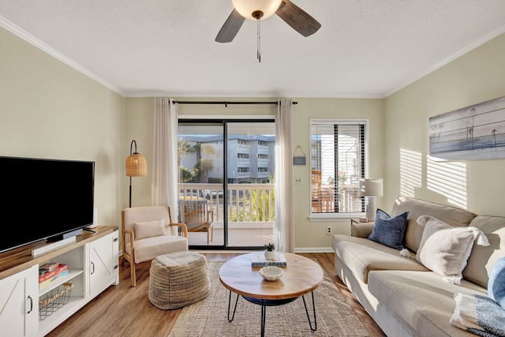 Peaceful Tybee Island Getaway | Heated Pool Access - Tybee Island, GA