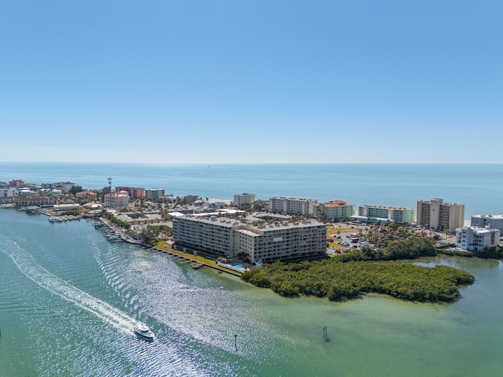 New Listing Waterfront W/dock, Pickleball, & More! - Indian Shores, FL