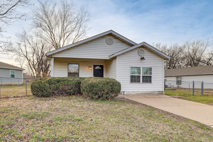 Visit Route 66! Pet-friendly Joplin Gem W/ Yard - Joplin, MO