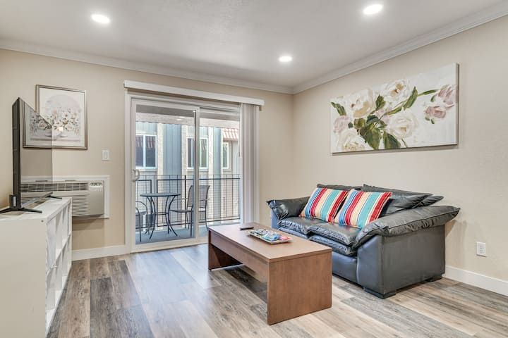 Shop, Hike & Sip Wine: Pleasanton Gem W/ Balcony! - Pleasanton, CA