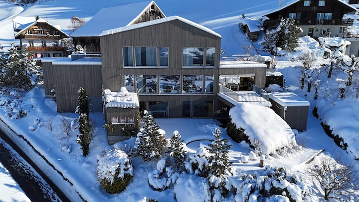 Stunning 4bdr Villa: Private Sauna & Lake View - Stoos