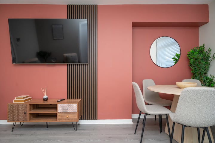 Vacant Nests | Unique 4br Home | The Muirhouse - Motherwell