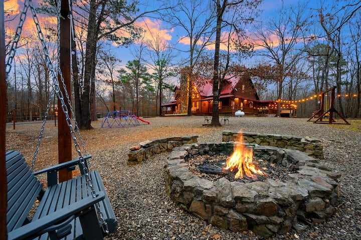 Truly Blessed | Family Cabin W/ Hot Tub & Games - Broken Bow, OK