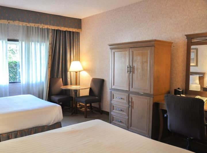 Relaxing Family Getaway! 2 Cozy Units W/ Shuttle! - Fresno, CA