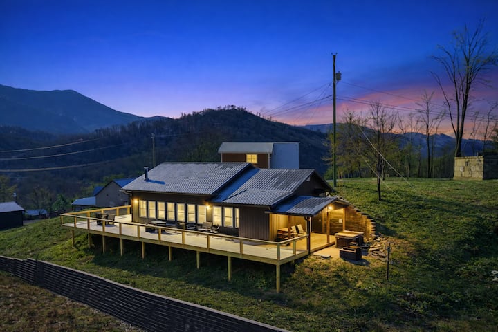 Bear Point - The Meeting Place W/ Hot Tub, Games! - Gatlinburg, TN