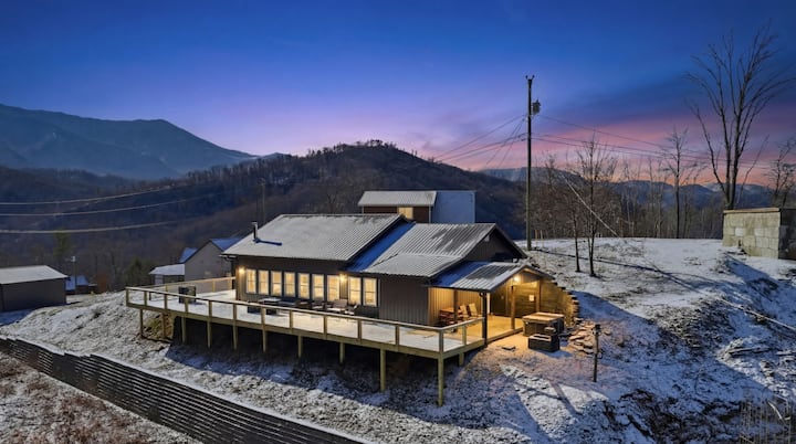 Bear Point - The Meeting Place W/ Hot Tub, Games! - Gatlinburg, TN