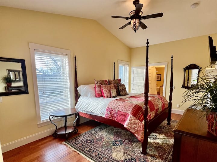 The Judge's Chambers: Superior King Bed - Prescott, AZ