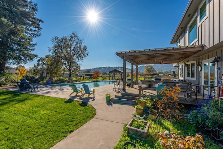 Sugarloaf View Farmhouse - Glen Ellen, CA