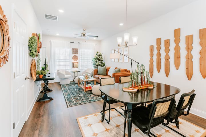 Old Capital - Prof. Design, Purple Matt., Sleeps 5 - Milledgeville, GA