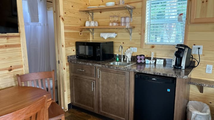 Cozy Studio With Pool Access - Sleeps 4 - Monterey Bay, CA