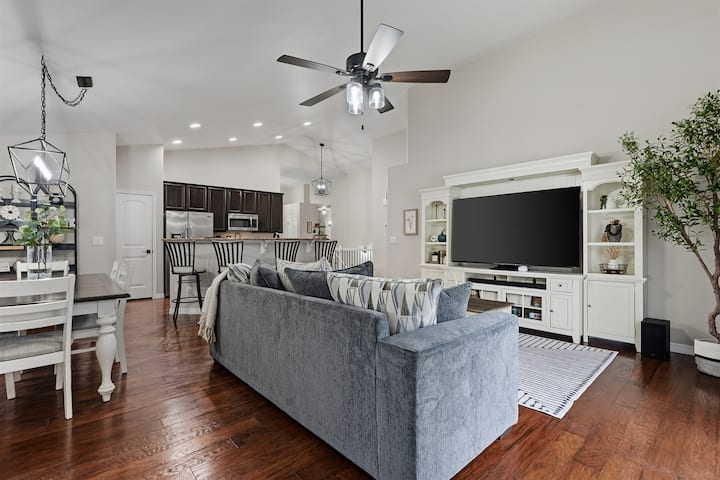 Groups, Games, And Hot Tubs! - Loveland, CO