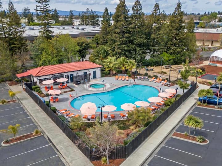 King W/ Kitchenette In Sonoma Wine Country + Pool - Santa Rosa