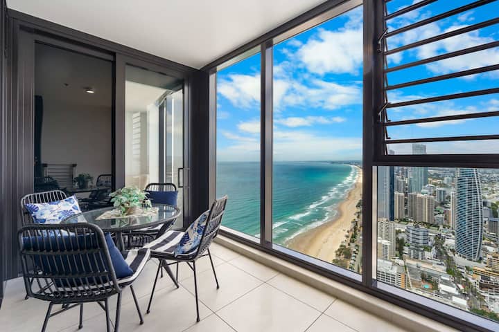With Parking - Beachfront 3 Bedroom Ocean View - Surfers Paradise