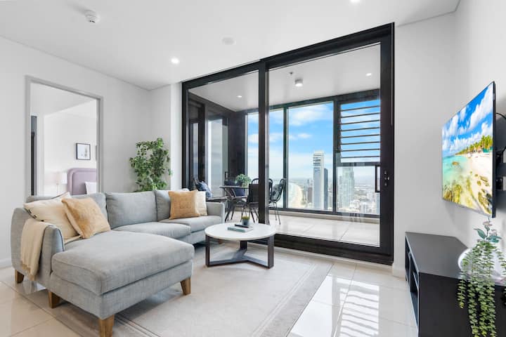With Parking - Beachfront 3 Bedroom Ocean View - Surfers Paradise