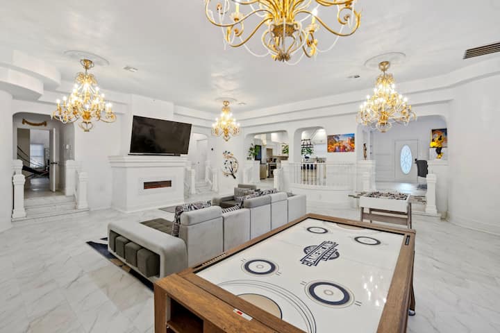 Giant 6br Downtown W Bbq, Arcade, Games, Sleeps 25 - San Antonio, TX