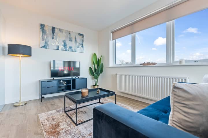 Thameside Suite | Free Parking | 2 Br | Heathrow - Staines