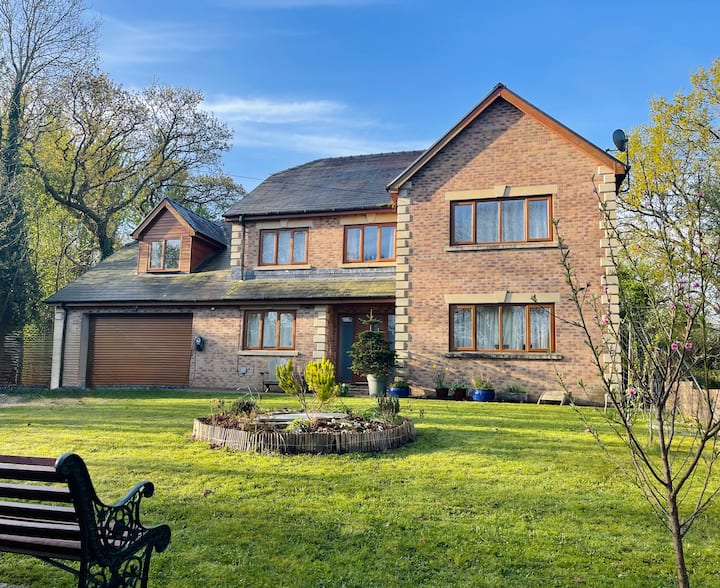 Ty-gan Dderwen - Swansea, UK