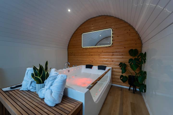 Apex Studio Pod & Jacuzzi Bath - Fort William