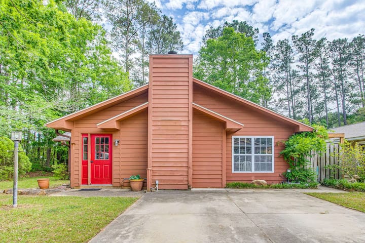 Pet-friendly Coastal Retreat W/ Pool & Deck - Little River, SC
