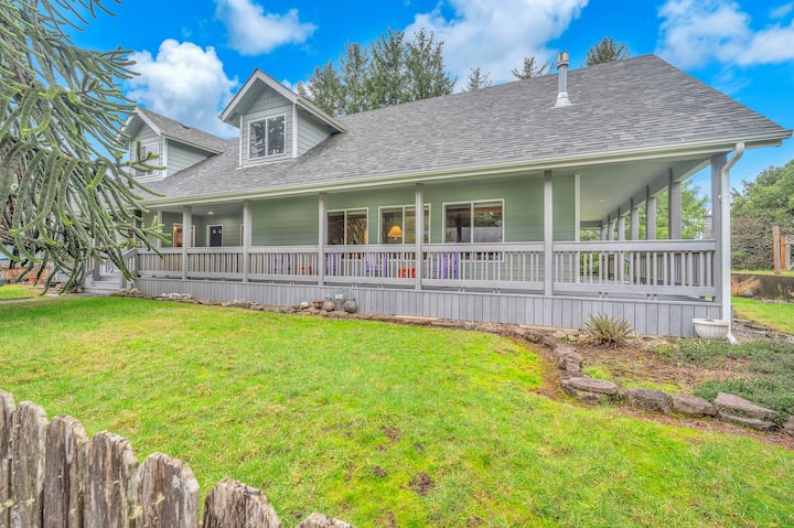 Vaulted Family Home With Wraparound Porch - Lincoln City, OR