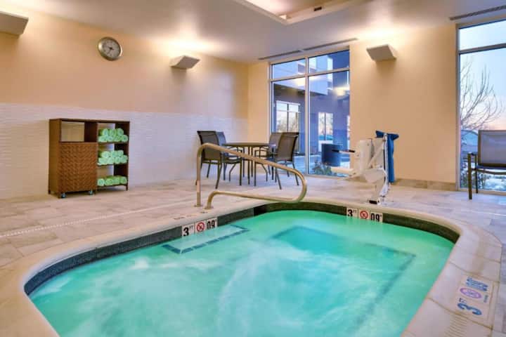 Pet-friendly Stay With Pool And Free Breakfast - Morrison, CO
