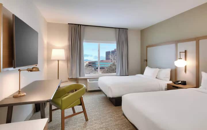 Modern Stay W/ Breakfast, Pool & Fitness Center - Morrison, CO