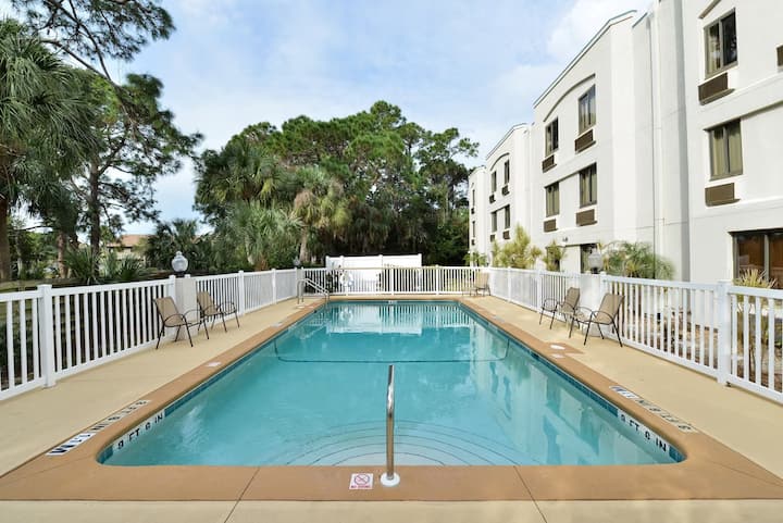 Stylish 2 Double Stay Near Sarasota Attractions - Sarasota, FL