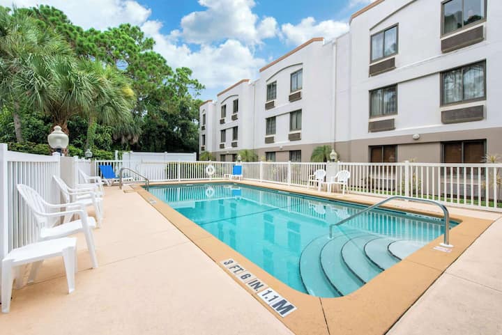 Convenient And Quiet Room Near Jungle Gardens - Sarasota, FL