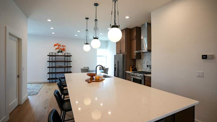 The Nolan North| Luxury Downtown Casper | 3br 4ba - Casper, WY