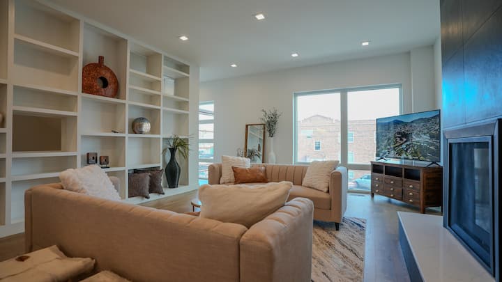 Brand-new Luxury 3br/4ba Townhome • Downtown - Casper, WY