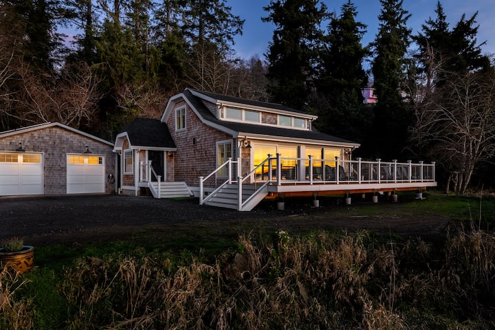 Waterfront Heron House At Baker Bay Retreat - Long Beach, WA