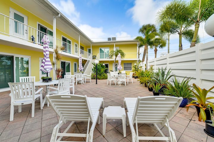 Walk To Venice Beach & Downtown! Couple's Condo - Venice, FL