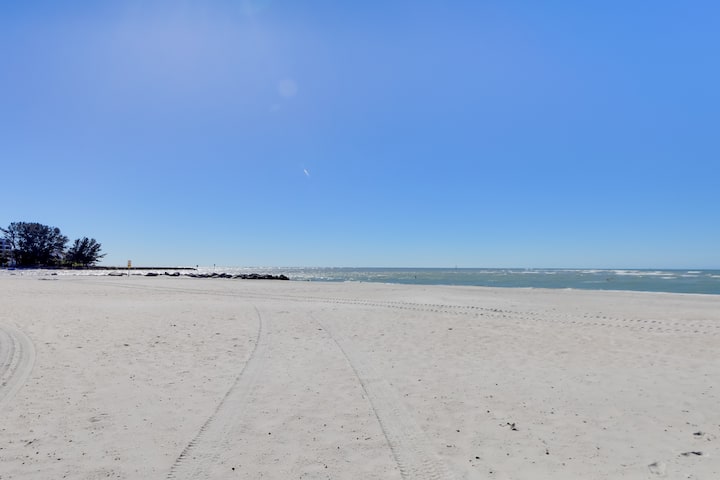 Waterside Retreat! Boutique Condo In Madeira Beach - Madeira Beach, FL
