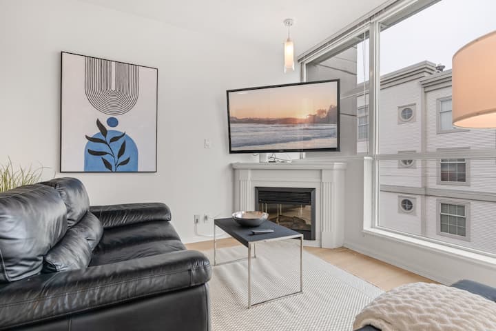 Modern 1br Suite | Near Shipyards & Seabus - North Vancouver