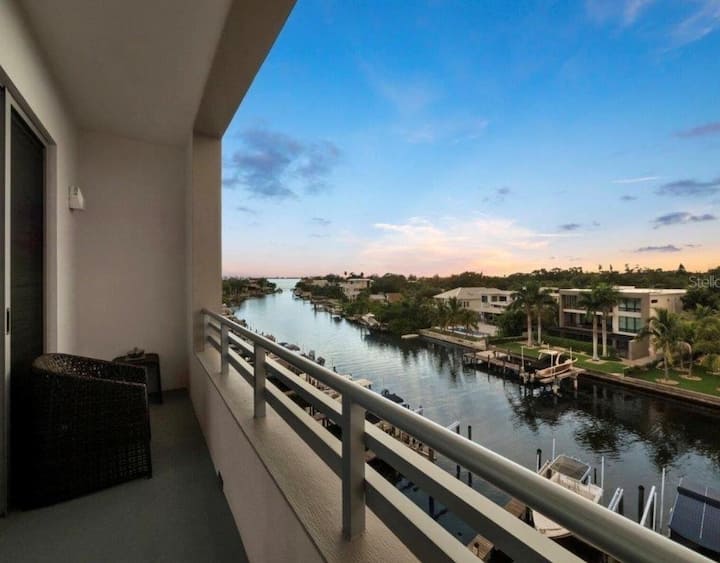 Waterfront Coastal Elegance 1.5/2 Top Floor - Sarasota, FL