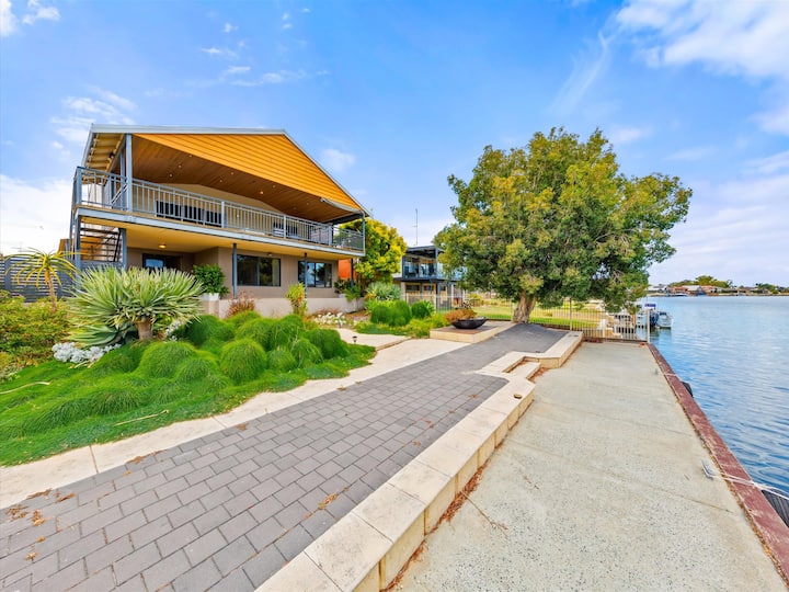 Canal-side Family Retreat In South Yunderup - Pinjarra