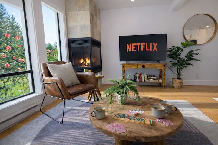 Trailhead Retreat | Quiet Forest-edge Suite - Mount Seymour