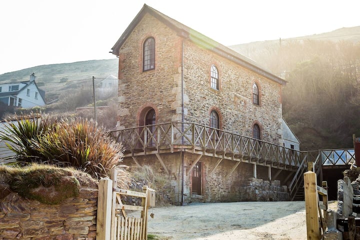 Unique Beachside Listed Cornish Engine House - St Agnes