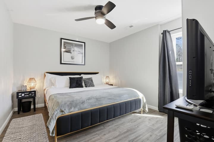 King Suite Guest House, Cozy And Quiet Location - Travelers Rest, SC