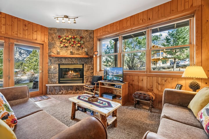 Spacious Mountain Retreat • Fireplace • Near Rmnp - Estes Park, CO