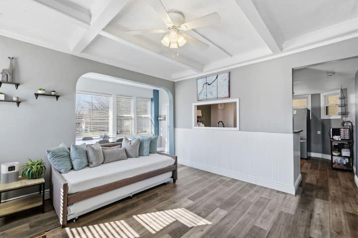 Charming Historic Foursquare Home | 4br | Backyard - Louisville, KY