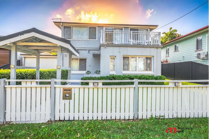Metawisebnb | Waterfront 3br Coastal Escape - Redcliffe