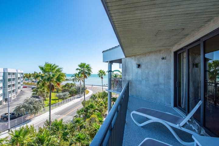 Atlantic Parrot | Oceanfront Condo W/ Pool - Key West, FL