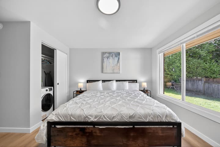 Stadium District Studio-king Bed-walk To It All! - Dash Point State Park, Federal Way